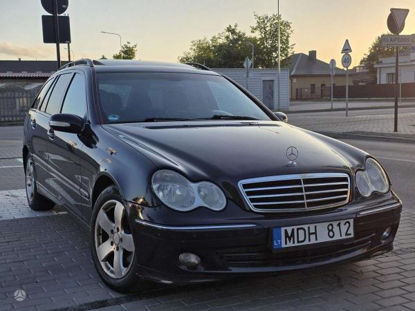 Black Mercedes-Benz c-220 2004 in Ukmerge, with an engine capacity of 2.15 L and mileage of 319 thousand km for 750 €, photo 4 on AUTOMOTO.COM.LV