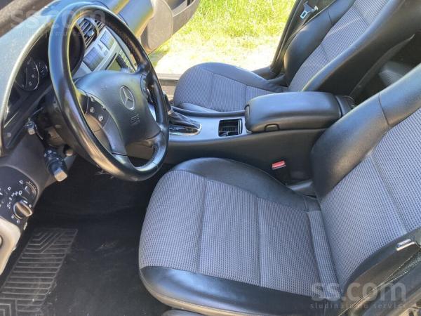 Black Mercedes-Benz c-220 2005 in Riga, with an engine capacity of 2.20 L and mileage of 288 thousand km for 2490 €, photo 3 on AUTOMOTO.COM.LV