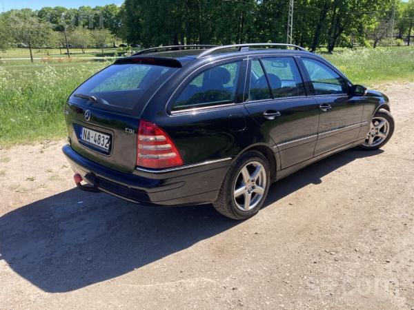 Black Mercedes-Benz c-220 2005 in Riga, with an engine capacity of 2.20 L and mileage of 288 thousand km for 2490 €, photo 7 on AUTOMOTO.COM.LV