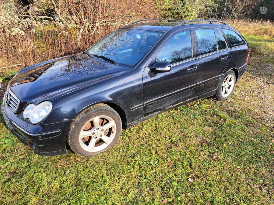 Black Mercedes-Benz c-220 2006 in Vilnius, with an engine capacity of 2.15 L and mileage of 300 thousand km for 2000 €, photo 2 on AUTOMOTO.COM.LV