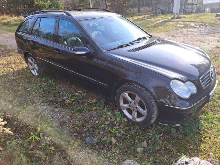 Black Mercedes-Benz c-220 2006 in Vilnius, with an engine capacity of 2.15 L and mileage of 300 thousand km for 2000 €, photo 3 on AUTOMOTO.COM.LV