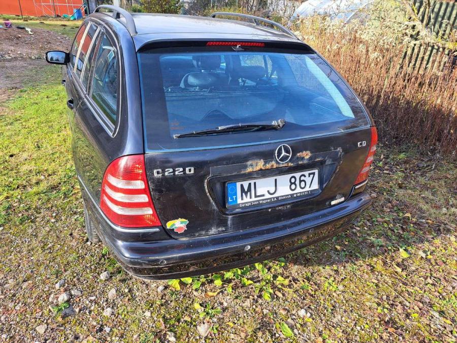 Black Mercedes-Benz c-220 2006 in Vilnius, with an engine capacity of 2.15 L and mileage of 300 thousand km for 2000 €, photo 4 on AUTOMOTO.COM.LV