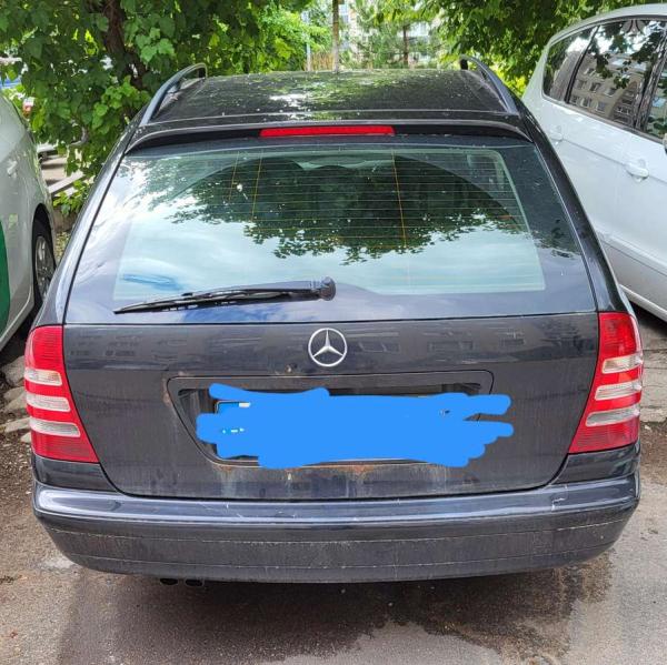 Black Mercedes-Benz c-220 2006 in Vilnius, with an engine capacity of 0.22 L and mileage of 325 thousand km for 1700 €, photo 1 on AUTOMOTO.COM.LV