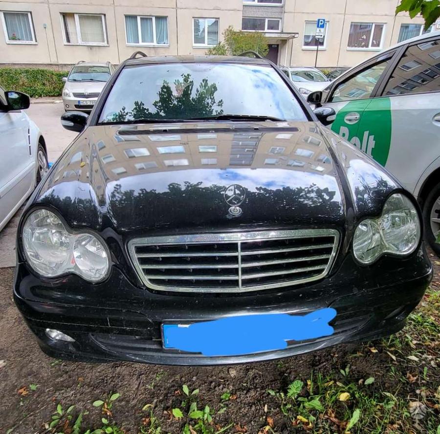 Melns Mercedes-Benz c-220 2006 Viļņa, ar dzinēja tilpumu 0.22 L un nobraukumu 325 tūkst. km par 1700 €, foto 3 vietnē AUTOMOTO.COM.LV