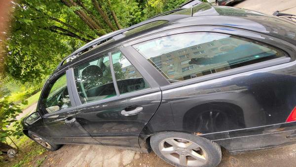Black Mercedes-Benz c-220 2006 in Vilnius, with an engine capacity of 0.22 L and mileage of 325 thousand km for 1700 €, photo 3 on AUTOMOTO.COM.LV