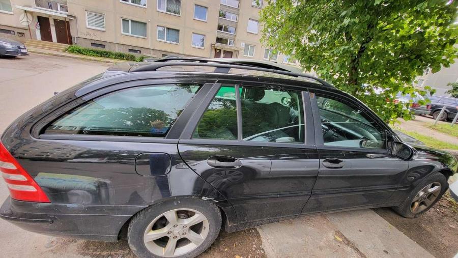 Melns Mercedes-Benz c-220 2006 Viļņa, ar dzinēja tilpumu 0.22 L un nobraukumu 325 tūkst. km par 1700 €, foto 5 vietnē AUTOMOTO.COM.LV
