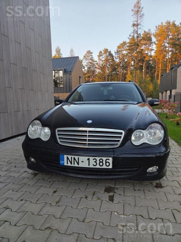 Черный Мерседес Ц 220 2007 в Рига, объемом двигателя 2.20 л и пробегом 275 тыс. км за 2850 €, фото 1 на AUTOMOTO.COM.LV