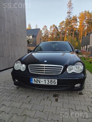 Черный Мерседес Ц 220 2007 в Рига, объемом двигателя 2.20 л и пробегом 275 тыс. км за 2850 €, фото  на AUTOMOTO.COM.LV