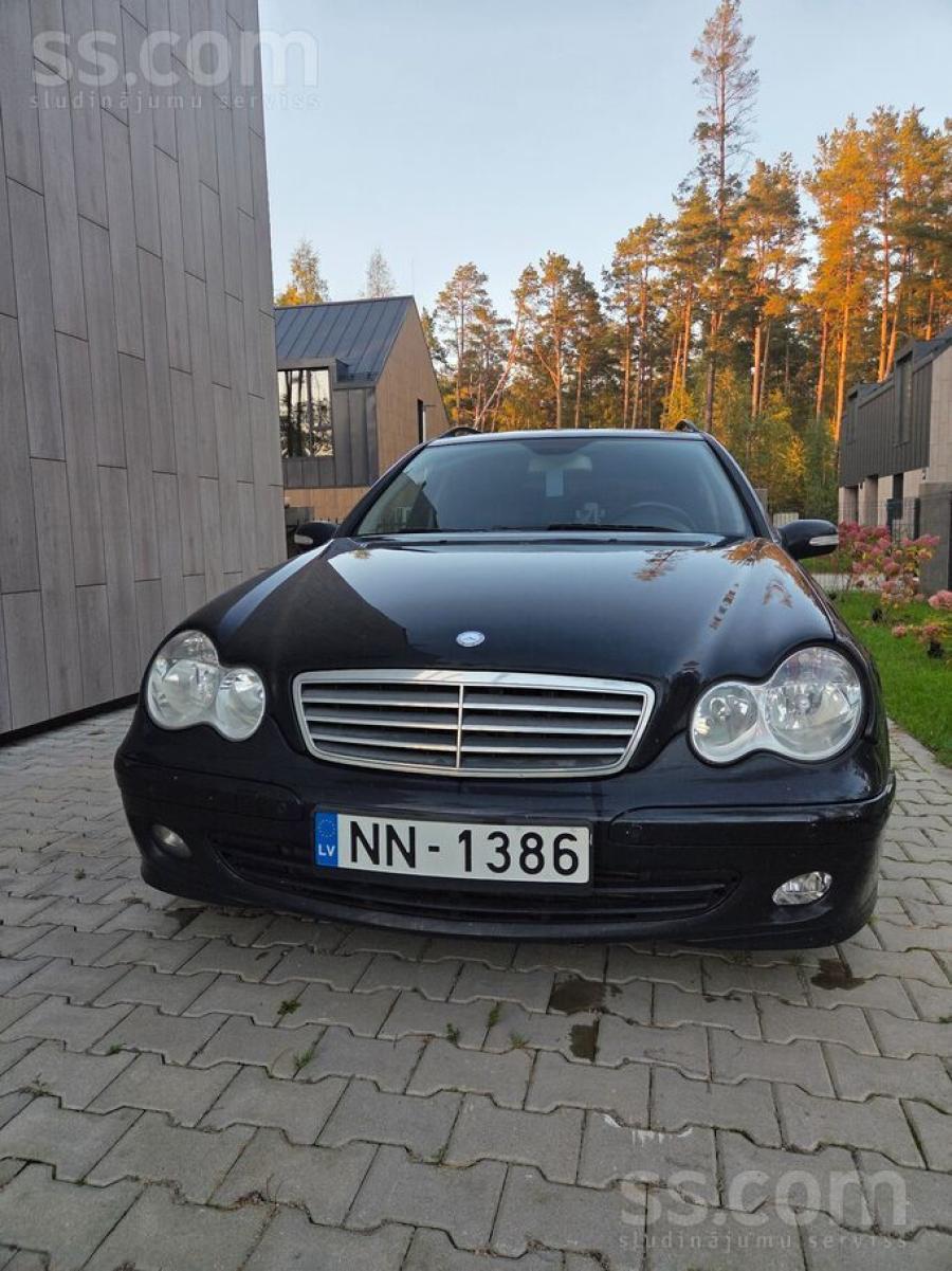 Черный Мерседес Ц 220 2007 в Рига, объемом двигателя 2.20 л и пробегом 275 тыс. км за 2850 €, фото 1 на AUTOMOTO.COM.LV