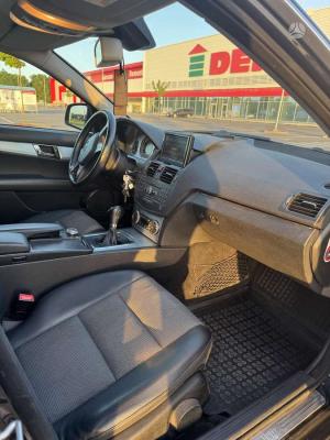 Melns Mercedes-Benz c-220 2008 Panevēža, ar dzinēja tilpumu 0.00 L un nobraukumu 412 tūkst. km par 4750 €, foto 8 vietnē AUTOMOTO.COM.LV