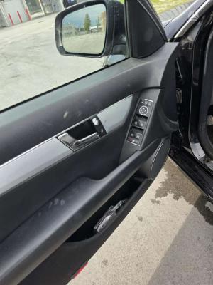 Black Mercedes-Benz c-220 2008 in Pasvalys, with an engine capacity of 2.20 L and mileage of 369 thousand km for 3800 €, photo 11 on AUTOMOTO.COM.LV