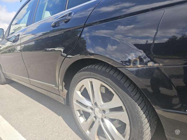 Black Mercedes-Benz c-220 2008 in Kaunas, with an engine capacity of 2.15 L and mileage of 341 thousand km for 2900 €, photo 9 on AUTOMOTO.COM.LV