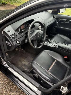 Black Mercedes-Benz c-220 2008 in Kaunas, with an engine capacity of 2.15 L and mileage of 388 thousand km for 2860 €, photo 8 on AUTOMOTO.COM.LV