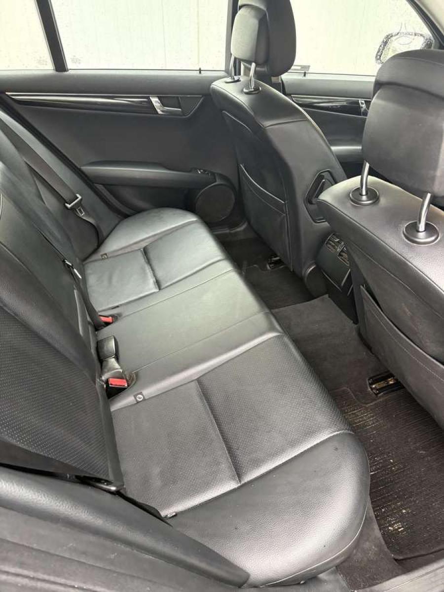 Black Mercedes-Benz c-220 2008 in Kaunas, with an engine capacity of 2.15 L and mileage of 388 thousand km for 2860 €, photo 9 on AUTOMOTO.COM.LV