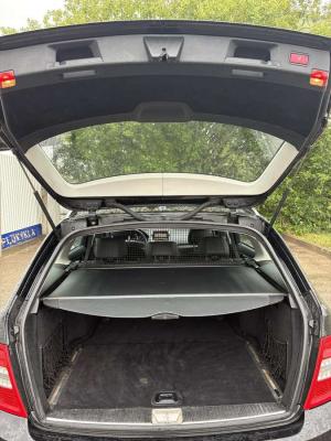 Black Mercedes-Benz c-220 2008 in Kaunas, with an engine capacity of 2.15 L and mileage of 388 thousand km for 2860 €, photo 11 on AUTOMOTO.COM.LV