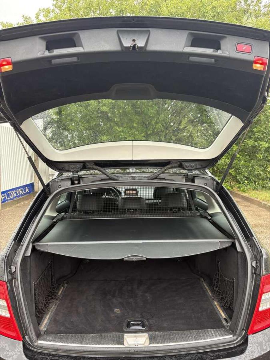 Black Mercedes-Benz c-220 2008 in Kaunas, with an engine capacity of 2.15 L and mileage of 388 thousand km for 2860 €, photo 11 on AUTOMOTO.COM.LV