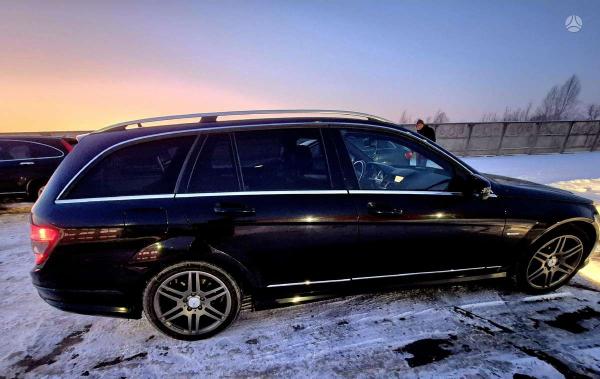 Black Mercedes-Benz c-220 2009 in Panevezys, with an engine capacity of 2.15 L and mileage of 332 thousand km for 4100 €, photo 3 on AUTOMOTO.COM.LV