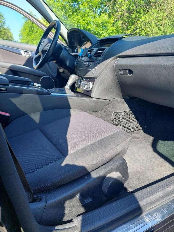 Black Mercedes-Benz c-220 2009 in Klaipeda, with an engine capacity of 2.14 L and mileage of 270 thousand km for 5300 €, photo 8 on AUTOMOTO.COM.LV