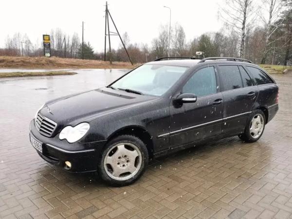 Black Mercedes-Benz c-220 2009 in Kuldiga, with an engine capacity of 2.20 L and mileage of 334 thousand km for 2300 €, photo 1 on AUTOMOTO.COM.LV