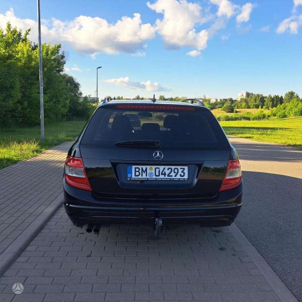Black Mercedes-Benz c-220 2010 in Vilnius, with an engine capacity of 2.20 L and mileage of 276 thousand km for 3750 €, photo 8 on AUTOMOTO.COM.LV