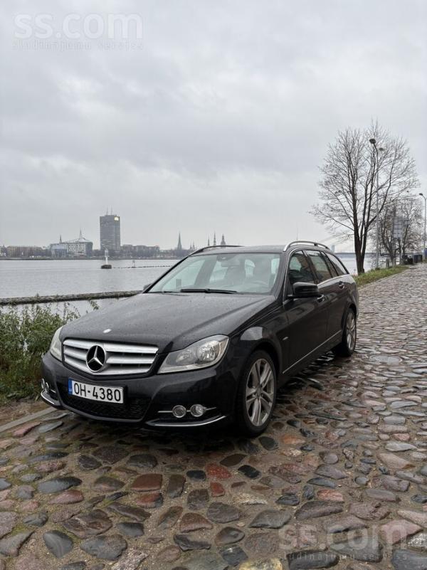 Melns Mercedes-Benz c-220 2011 Rīga, ar dzinēja tilpumu 2.10 L un nobraukumu 358 tūkst. km par 6400 €, foto 3 vietnē AUTOMOTO.COM.LV