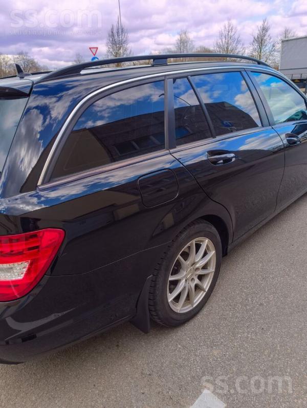 Black Mercedes-Benz c-220 2011 in Cesis, with an engine capacity of 2.20 L and mileage of 252 thousand km for 7500 €, photo 4 on AUTOMOTO.COM.LV