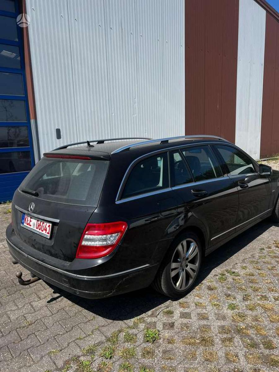 Melns Mercedes-Benz c-220 2011 Jurbarkas, ar dzinēja tilpumu 2.20 L un nobraukumu 390 tūkst. km par 2999 €, foto 3 vietnē AUTOMOTO.COM.LV