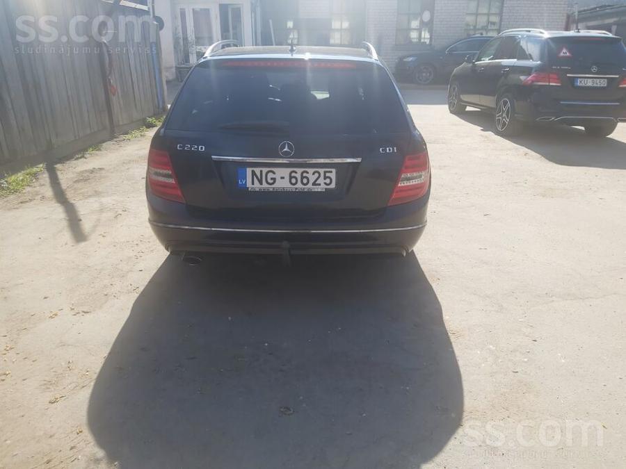 Black Mercedes-Benz c-220 2012 in Riga, with an engine capacity of 2.20 L and mileage of 256 thousand km for 6200 €, photo 4 on AUTOMOTO.COM.LV