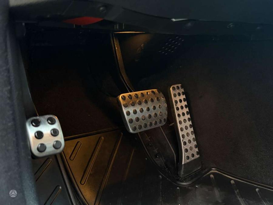 Black Mercedes-Benz c-220 2012 in Utena, with an engine capacity of 2.14 L and mileage of 332 thousand km for 5990 €, photo 25 on AUTOMOTO.COM.LV