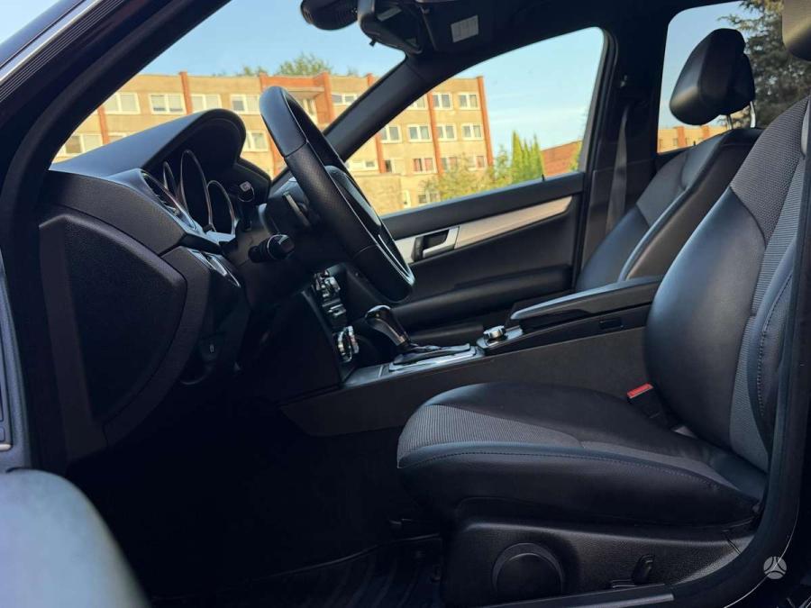 Black Mercedes-Benz c-220 2012 in Utena, with an engine capacity of 2.14 L and mileage of 332 thousand km for 5990 €, photo 27 on AUTOMOTO.COM.LV