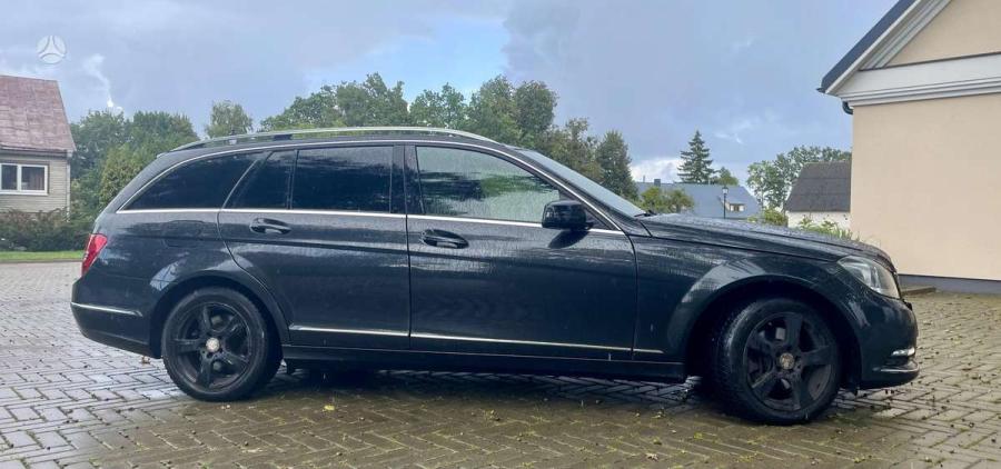 Черный Мерседес Ц 220 2012 в Каунас, объемом двигателя 2.20 л и пробегом 350 тыс. км за 3800 €, фото 5 на AUTOMOTO.COM.LV