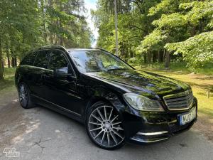 Черный Мерседес Ц 220 2012 в Паневежис, объемом двигателя 2.20 л и пробегом 0 тыс. км за 4350 €, фото 4 на AUTOMOTO.COM.LV