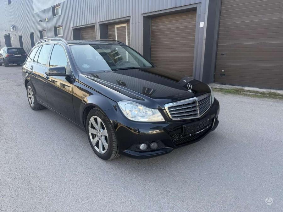 Black Mercedes-Benz c-220 2013 in Panevezys, with an engine capacity of 2.14 L and mileage of 258 thousand km for 4555 €, photo 1 on AUTOMOTO.COM.LV