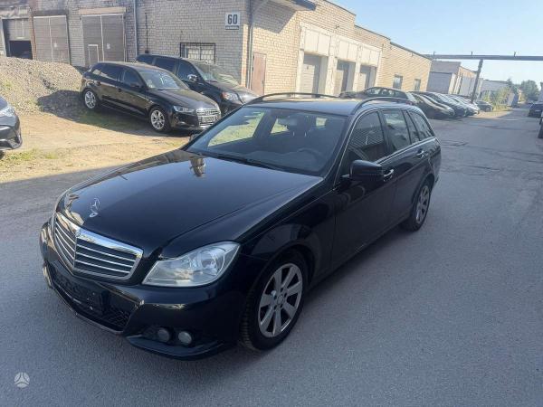 Mercedes-Benz c-220 2013 in Panevezys on AUTOMOTO.COM.LV Black Mercedes-Benz c-220 2013 in Panevezys, with an engine capacity of 2.14 L and mileage of 258 thousand km for 4555 €, photo 5 on AUTOMOTO.COM.LV