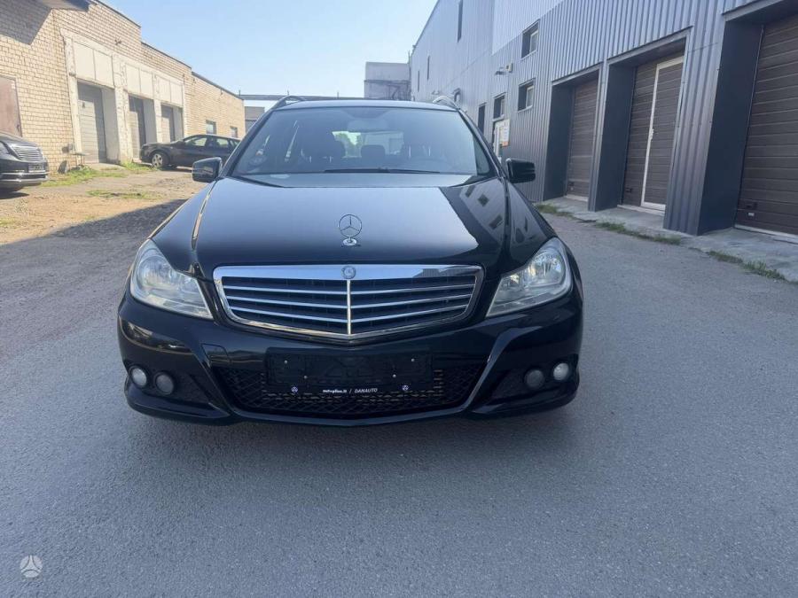 Black Mercedes-Benz c-220 2013 in Panevezys, with an engine capacity of 2.14 L and mileage of 258 thousand km for 4555 €, photo 6 on AUTOMOTO.COM.LV
