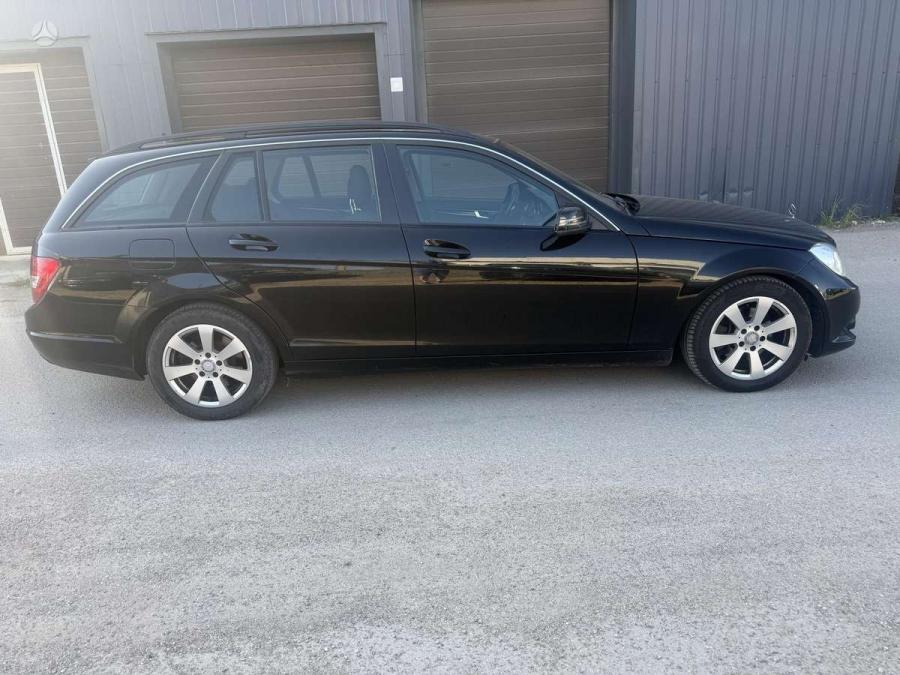 Black Mercedes-Benz c-220 2013 in Panevezys, with an engine capacity of 2.14 L and mileage of 258 thousand km for 4555 €, photo 10 on AUTOMOTO.COM.LV