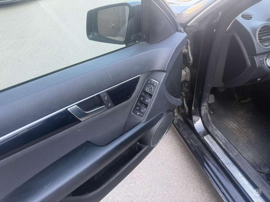 Black Mercedes-Benz c-220 2013 in Panevezys, with an engine capacity of 2.14 L and mileage of 258 thousand km for 4555 €, photo 24 on AUTOMOTO.COM.LV