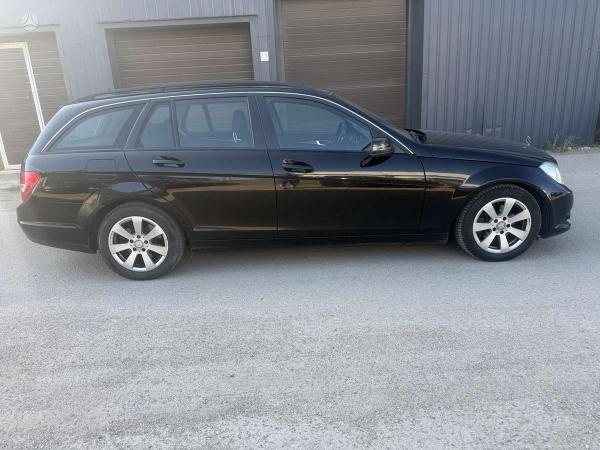 Mercedes-Benz c-220 2013 in Panevezys on AUTOMOTO.COM.LV Black Mercedes-Benz c-220 2013 in Panevezys, with an engine capacity of 2.14 L and mileage of 258 thousand km for 4555 €, photo 10 on AUTOMOTO.COM.LV