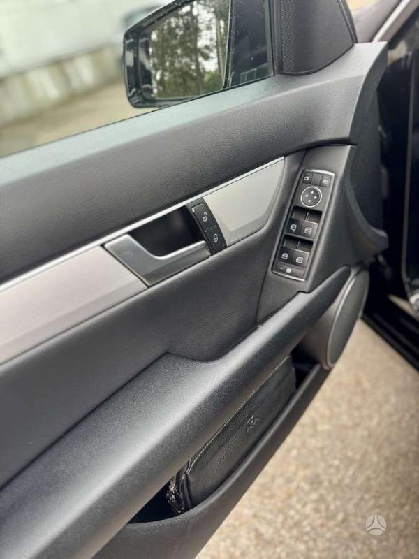Mercedes-Benz c-220 2013 Viļņa vietnē Melns Mercedes-Benz c-220 2013 Viļņa, ar dzinēja tilpumu 2.14 L un nobraukumu 233 tūkst. km par 6500 €, foto 6 vietnē AUTOMOTO.COM.LV