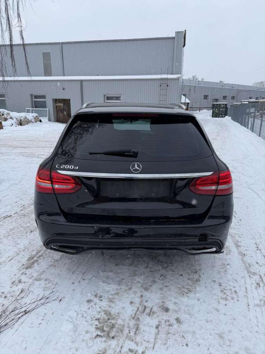 Black Mercedes-Benz c-220 2016 in Kaunas, with an engine capacity of 2.14 L and mileage of 167 thousand km for 9800 €, photo 9 on AUTOMOTO.COM.LV