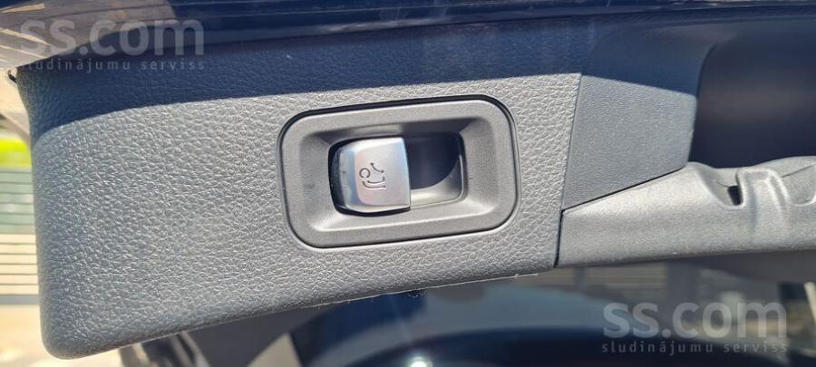Black Mercedes-Benz c-220 2017 in Cesis, with an engine capacity of 2.20 L and mileage of 247 thousand km for 13900 €, photo 13 on AUTOMOTO.COM.LV