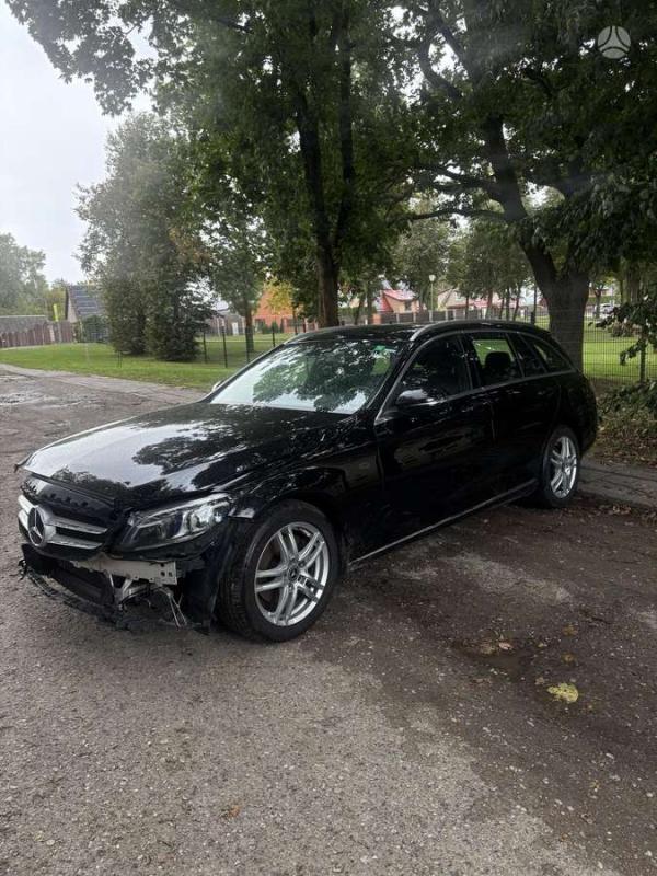 Мерседес Ц 220 2018 в Ионава на AUTOMOTO.COM.LV Черный Мерседес Ц 220 2018 в Ионава, объемом двигателя 1.95 л и пробегом 234 тыс. км за 8800 €, фото 4 на AUTOMOTO.COM.LV