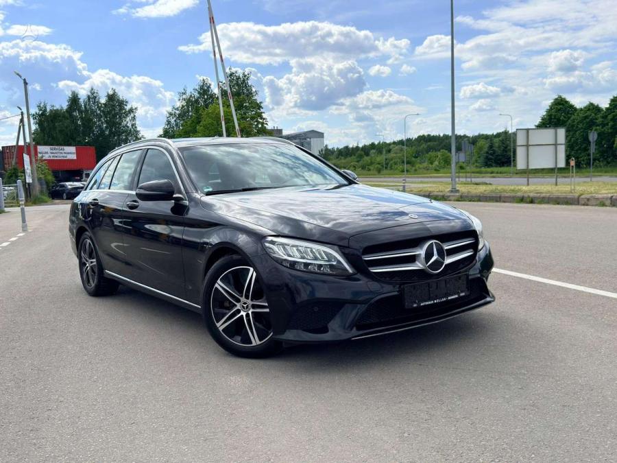Черный Мерседес Ц 220 2019 в Паневежис, объемом двигателя 1.95 л и пробегом 301 тыс. км за 12790 €, фото 4 на AUTOMOTO.COM.LV