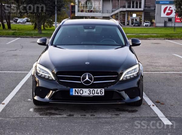 Mercedes-Benz c-220 2019 in Riga on AUTOMOTO.COM.LV Black Mercedes-Benz c-220 2019 in Riga, with an engine capacity of 2.00 L and mileage of 245 thousand km for 15990 €, photo 3 on AUTOMOTO.COM.LV