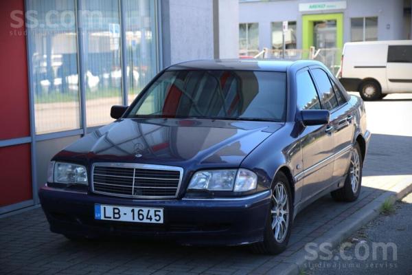 Синий Мерседес Ц 220 2000 в Рига, объемом двигателя 2.20 л и пробегом 284 тыс. км за 1295 €, фото 1 на AUTOMOTO.COM.LV
