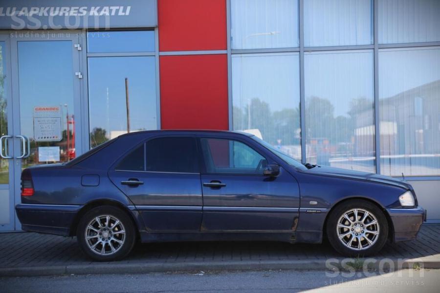Zils Mercedes-Benz c-220 2000 Rīga, ar dzinēja tilpumu 2.20 L un nobraukumu 284 tūkst. km par 1295 €, foto 4 vietnē AUTOMOTO.COM.LV