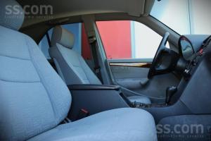 Zils Mercedes-Benz c-220 2000 Rīga, ar dzinēja tilpumu 2.20 L un nobraukumu 284 tūkst. km par 1295 €, foto 13 vietnē AUTOMOTO.COM.LV