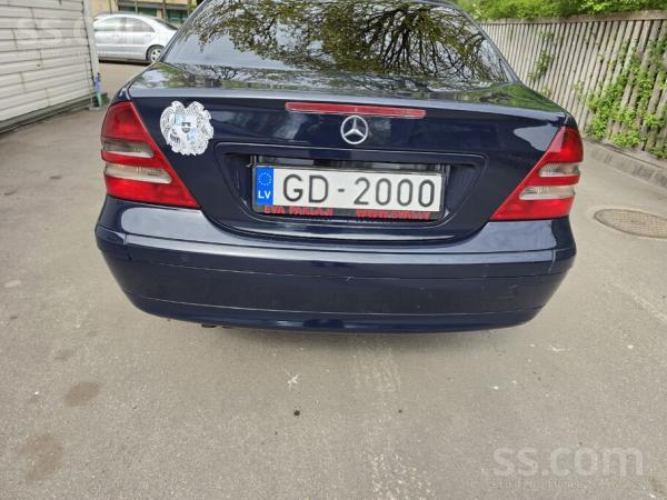Zils Mercedes-Benz c-220 2001 Rīga, ar dzinēja tilpumu 2.20 L un nobraukumu 230 tūkst. km par 1750 €, foto 4 vietnē AUTOMOTO.COM.LV