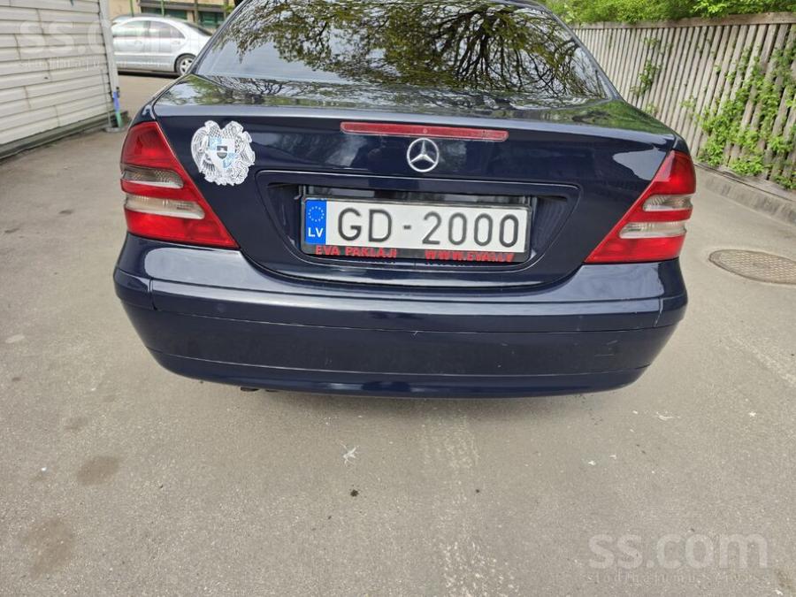 Zils Mercedes-Benz c-220 2001 Rīga, ar dzinēja tilpumu 2.20 L un nobraukumu 230 tūkst. km par 1750 €, foto 4 vietnē AUTOMOTO.COM.LV