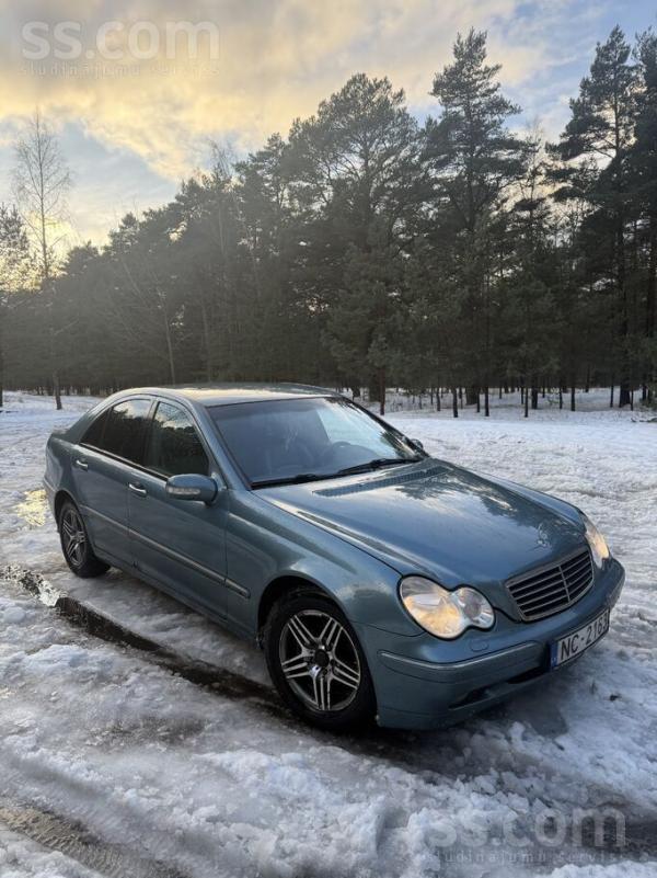 Blue Mercedes-Benz c-220 2003 in Liepaja, with an engine capacity of 2.20 L and mileage of 383 thousand km for 1100 €, photo 1 on AUTOMOTO.COM.LV